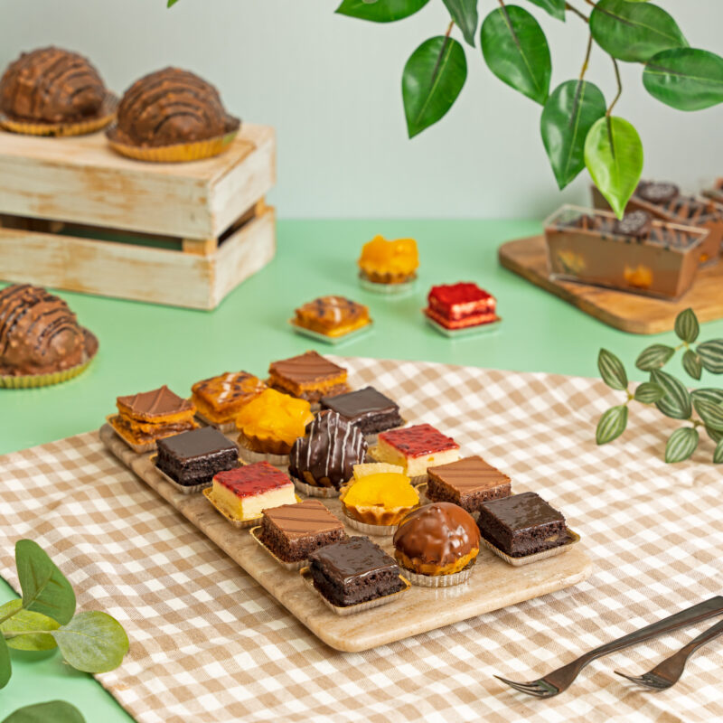Assorted Gâteaux Soirée Platter 15 Pcs – Salé Sucré Pâtisserie